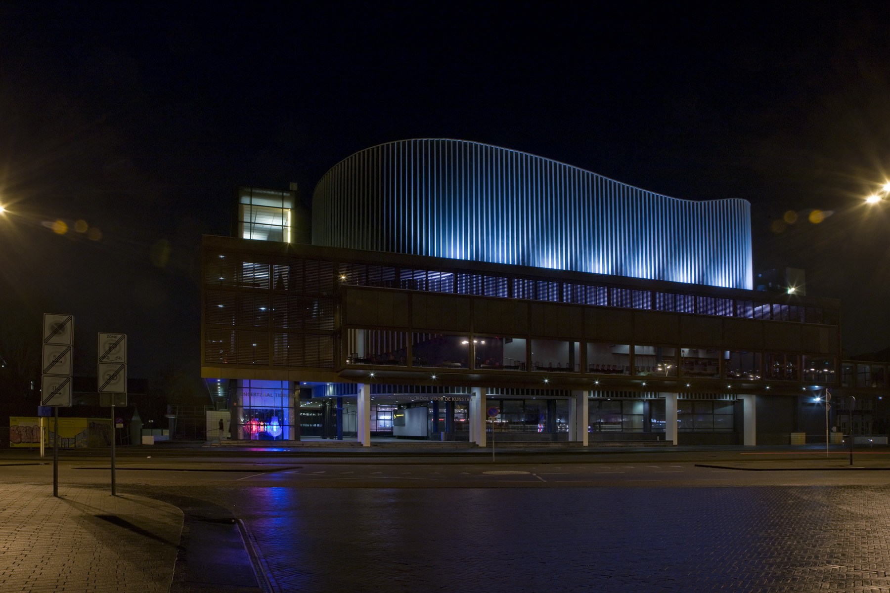 Tilburg / Installatie concertzaal - Lichtkunst door Herman Kuijer